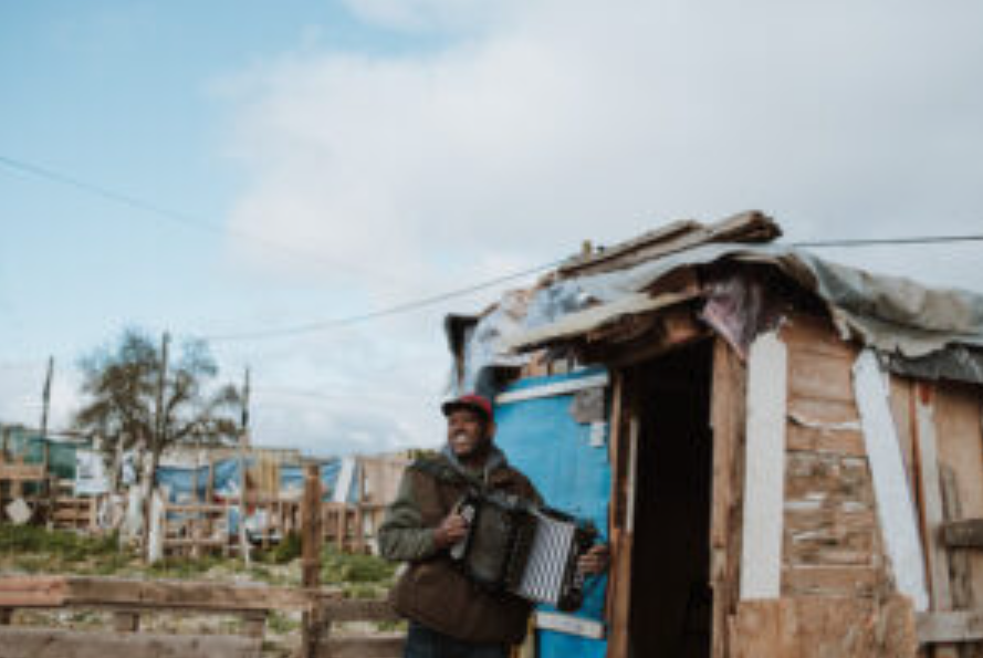Famílias do Bairro do Talude em Loures voltaram a dormir ao relento e ...